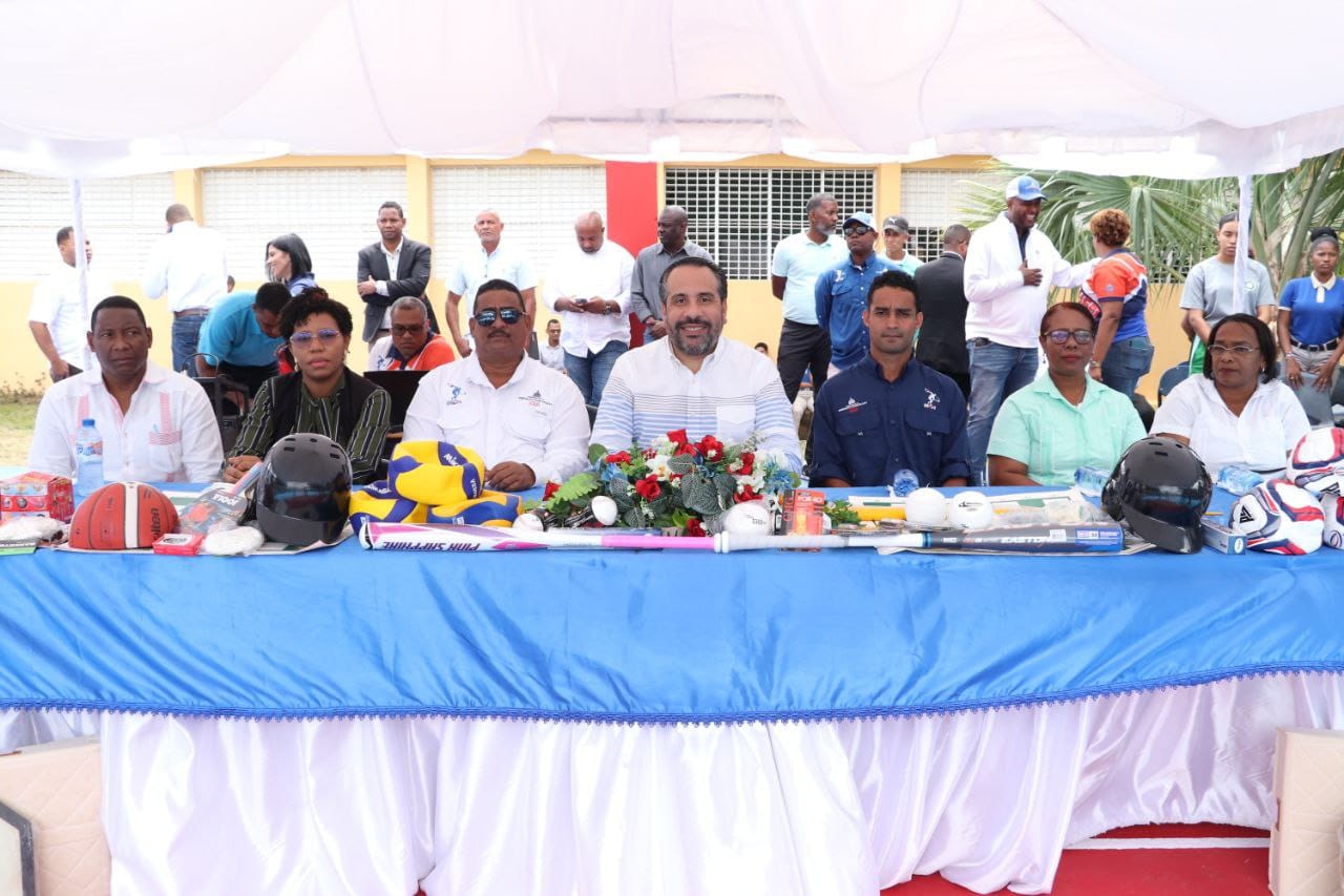 INEFI entrega cancha remozada y utilería deportiva en Bayaguana ...