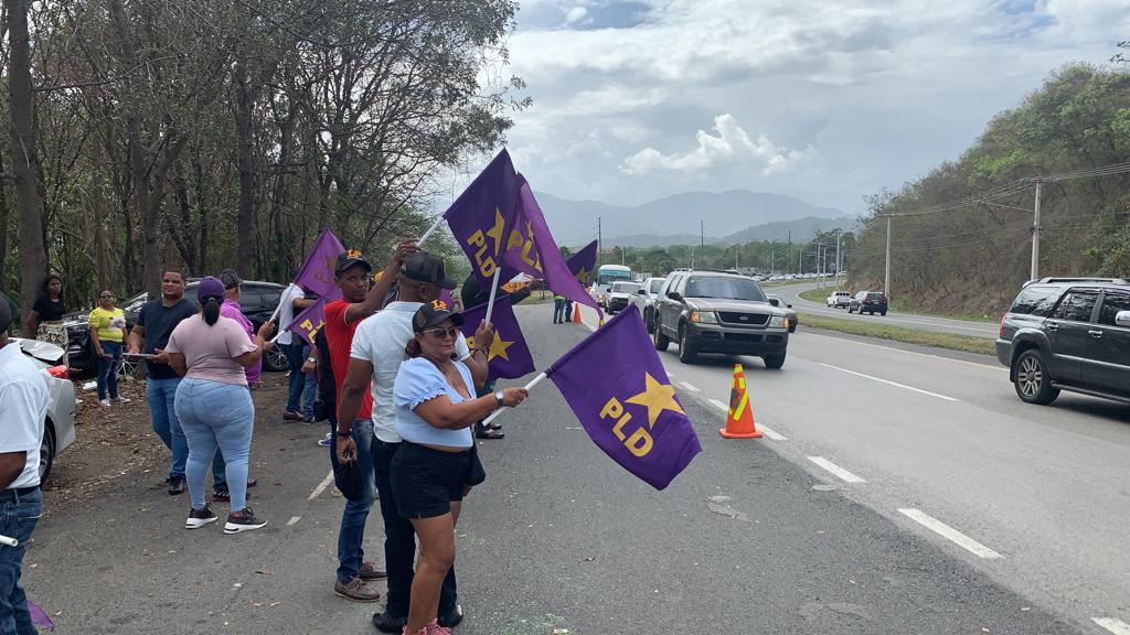 Ondeando banderas el PLD recibe con entusiasmo a los vacacionistas (Y ...