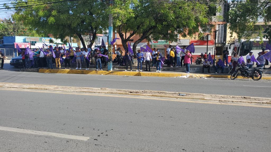 Ondeando banderas el PLD recibe con entusiasmo a los vacacionistas (Y ...