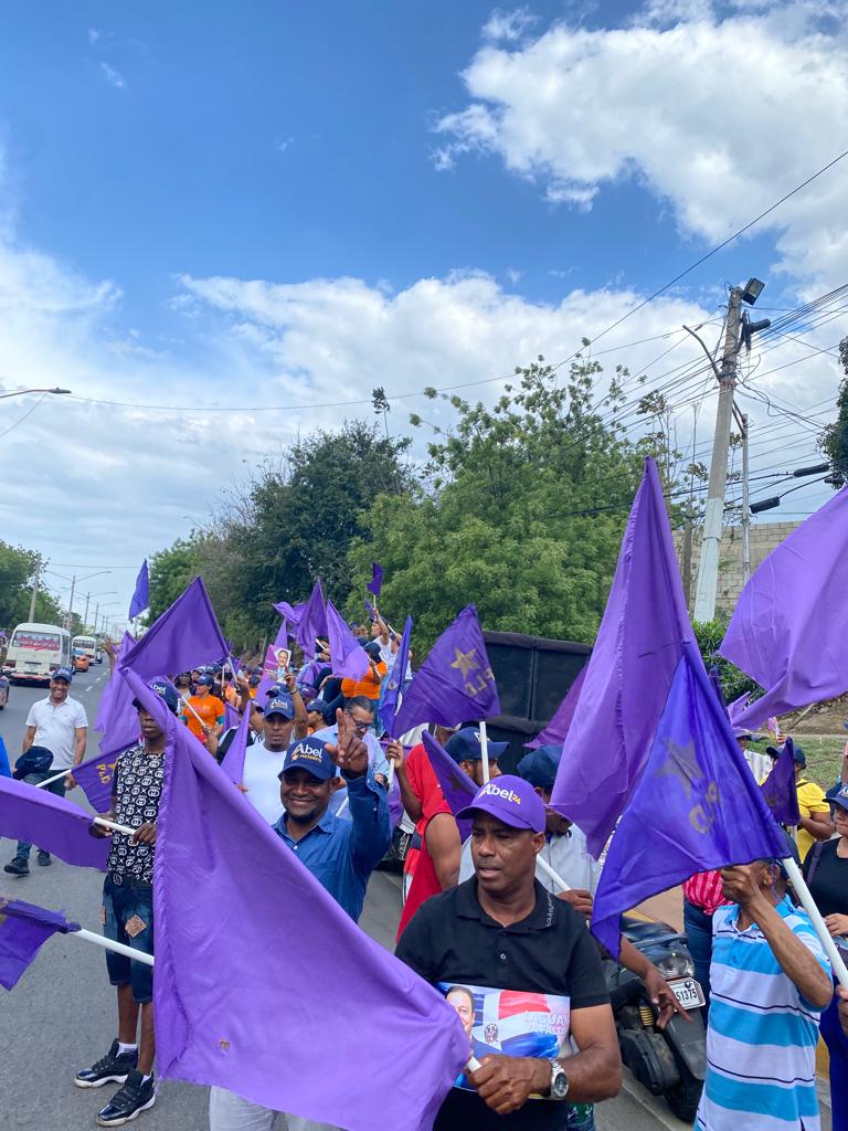 Ondeando banderas el PLD recibe con entusiasmo a los vacacionistas (Y ...