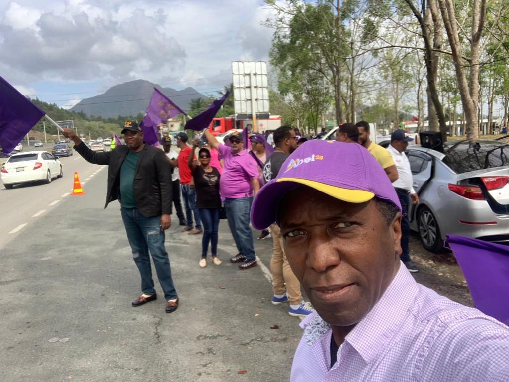 Ondeando banderas el PLD recibe con entusiasmo a los vacacionistas (Y ...