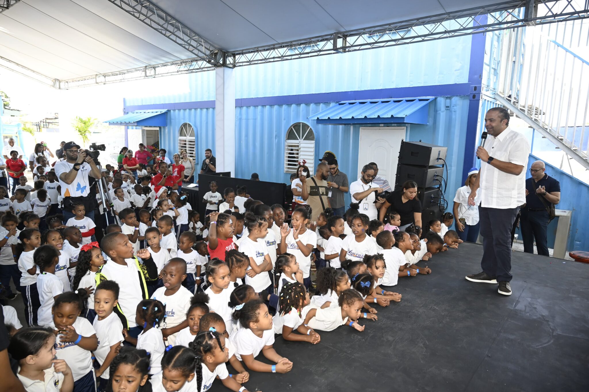 Voluntariado Banreservas realiza fiesta navideña en la escuela Movearte ...