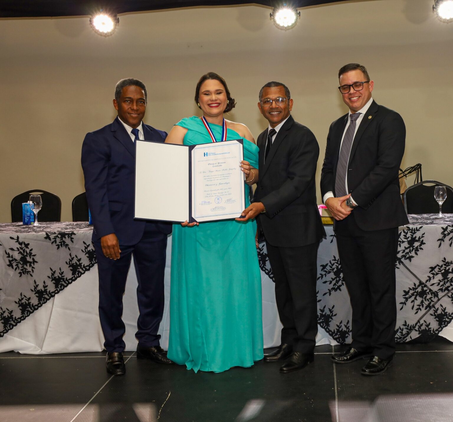 Celebran investidura de 21 nuevos especialistas en el Hospital Materno ...