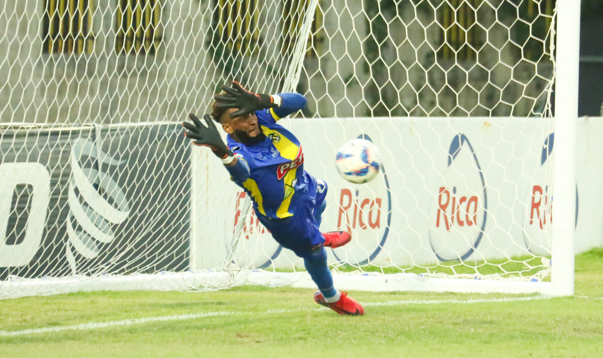 Empate dramático para el MOCA FC con gol de penal de Gustavo Ascona ...